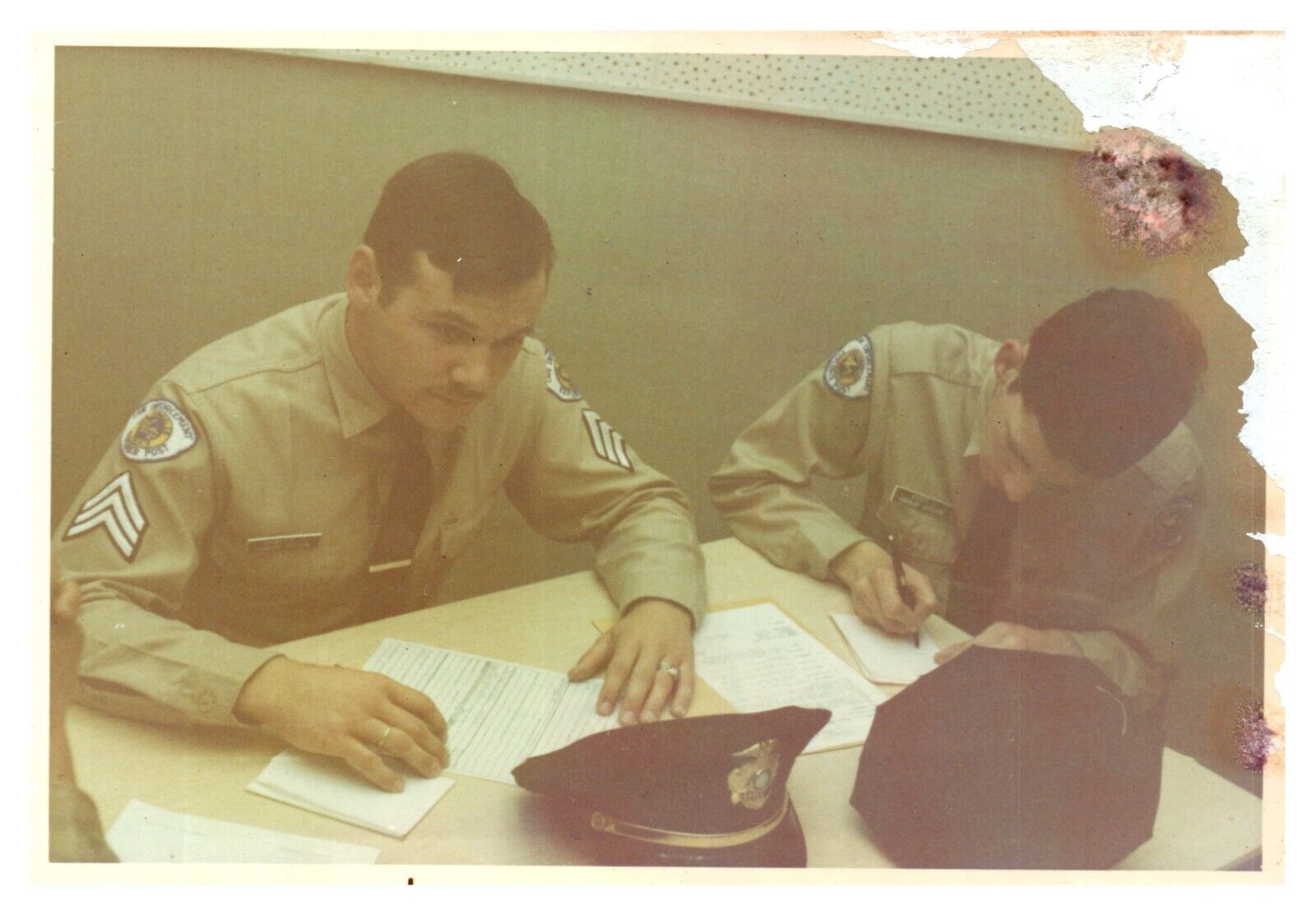 1990s LAPD Police Interview Vintage Photo – techrewinds