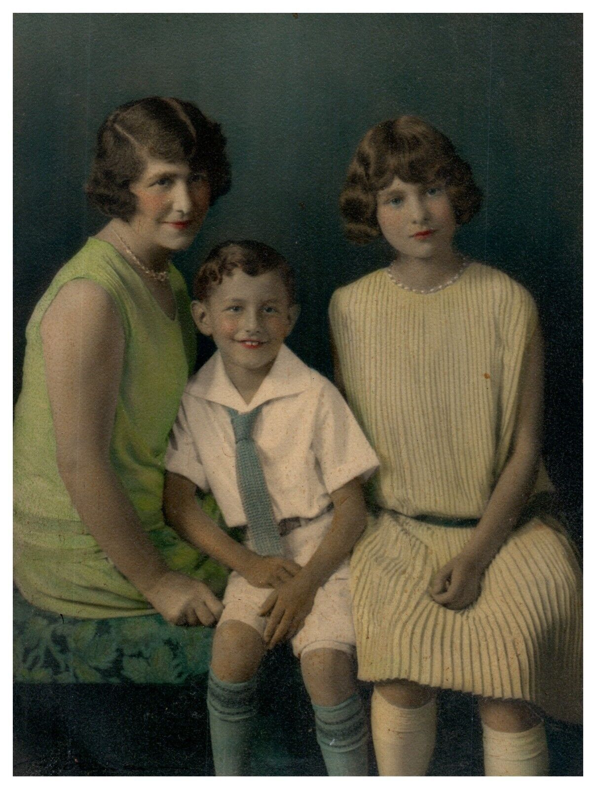 1930s Hand-Tinted Family Portrait Vintage Photo – techrewinds
